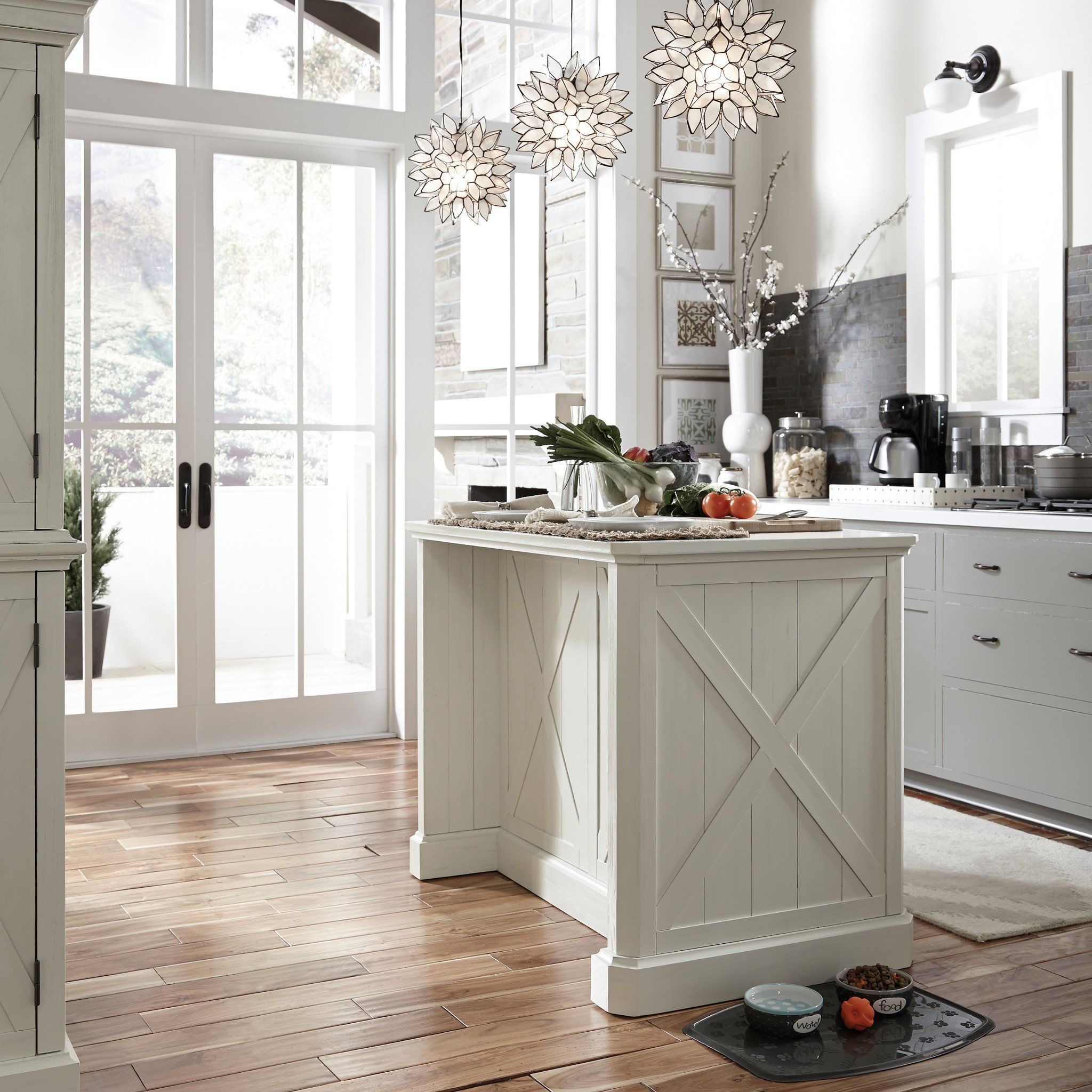 Seaside lodge kitchen pantry store