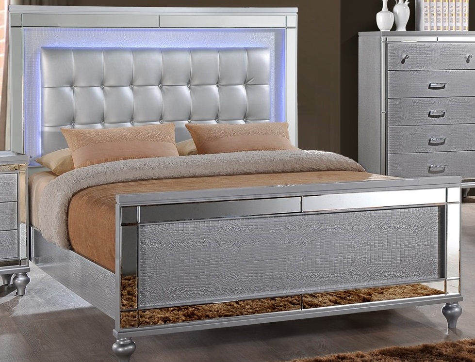 New Classic Home Furnishings Valentino Silver Queen Upholstered Bed Hoelscher s Fine Furniture Appliances Electronics Floresville and Pleasanton TX